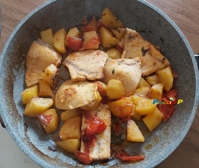 Una ricetta al giorno: Pesce spada con patate e pomodorini - Puglia Planet