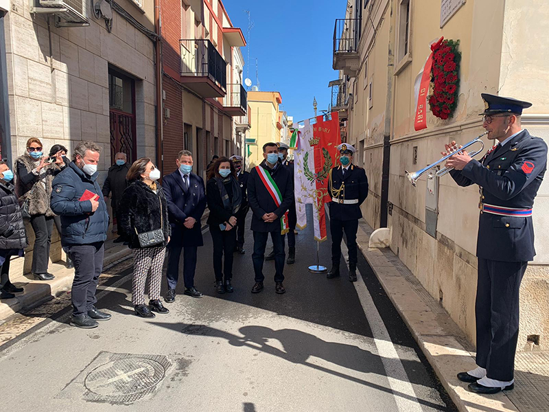 Questa mattina il sindaco Decaro alla cerimonia di commemorazione dell ... Questa mattina il sindaco Decaro alla cerimonia di commemorazione dell ...